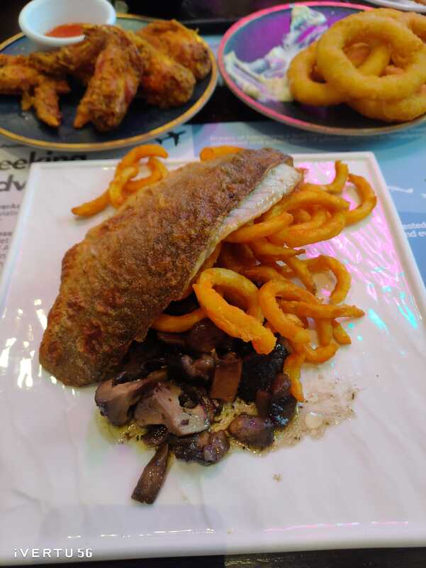 Dining with Airplanes at WOA Hangar66 Cafe Rating 7/10 - My Digital Lock